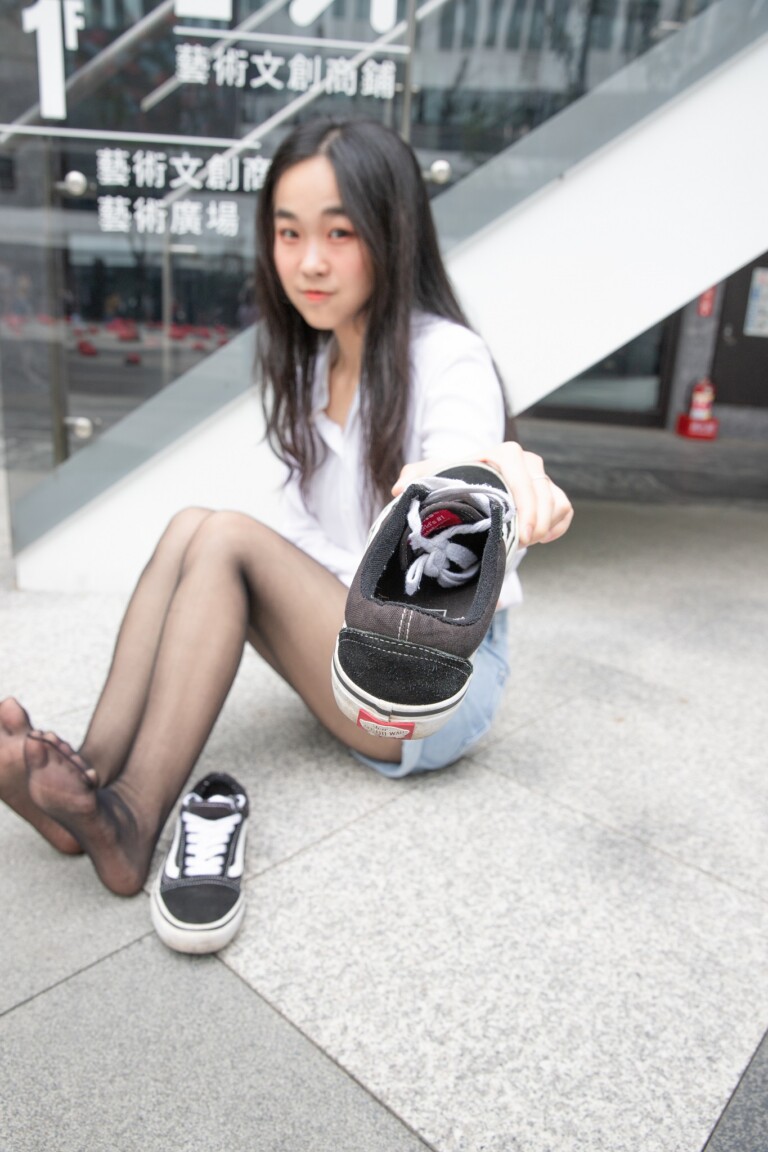 Limerence 素人學生Ariel艾莉兒，穿上透膚黑絲，味道撲鼻在你臉前晃呀晃 119P+2V - Limerence