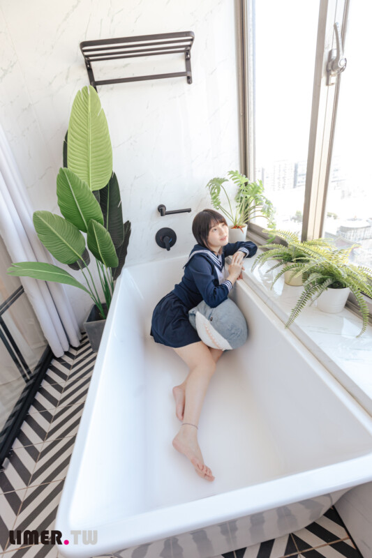 Limerence 悠梨乃 Yurino JK合法蘿莉騎乘鯊鯊 150p+11min 4K影片 - Limerence