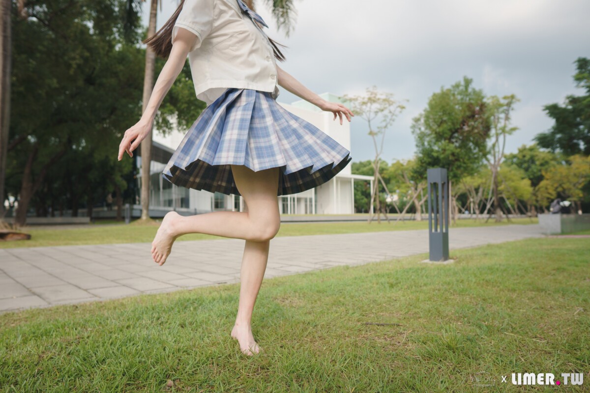 Limerence 白皙美足新人白玉 JK格裙雙馬尾蘿莉 首部嘗鮮本 - Limerence
