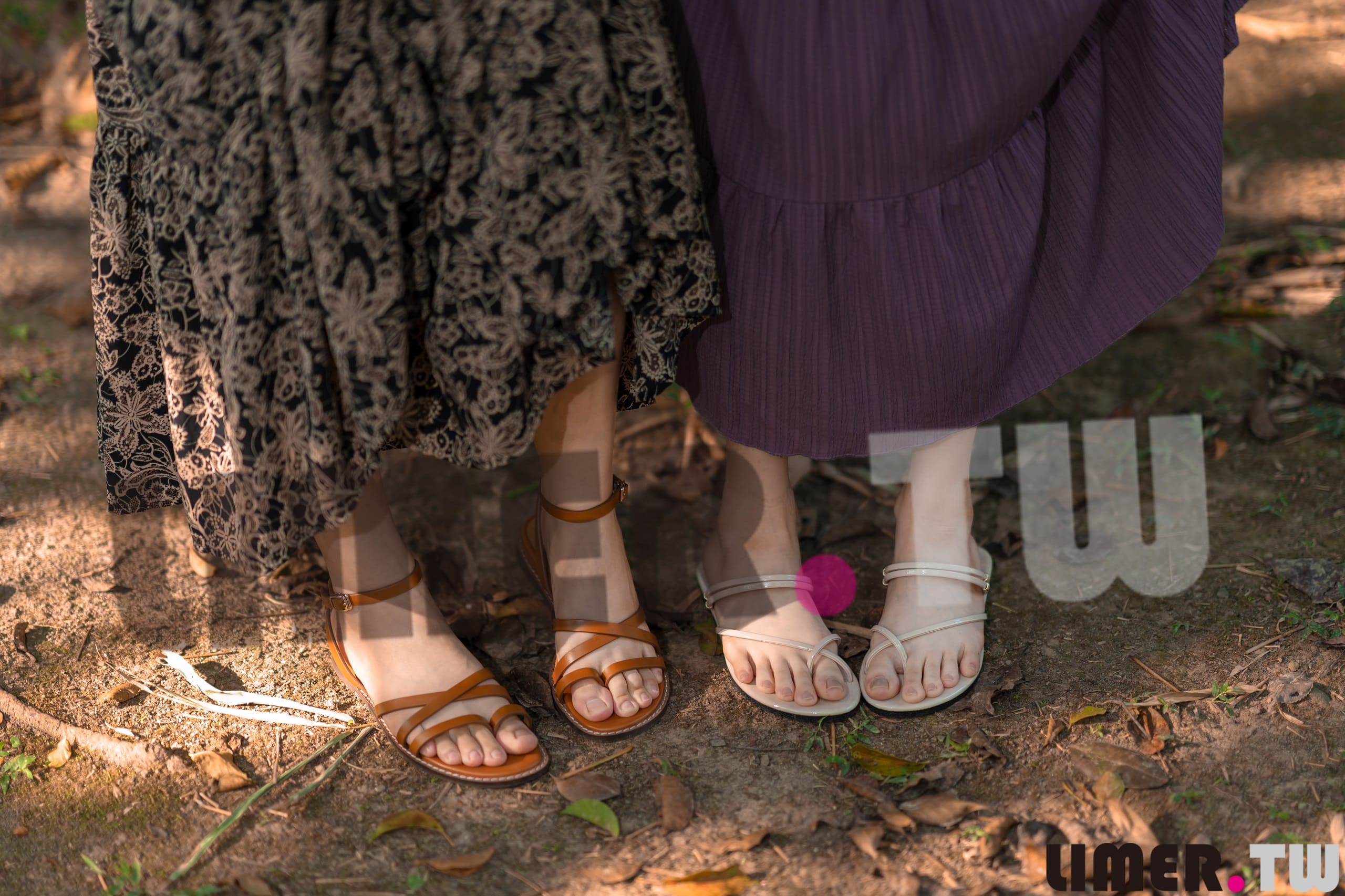 Limerence Mona x Cosima 強勢首發雙人特輯：大自然與足的親密接觸。第三人稱視角，兩種極品腳型，一次享受。141P+14+min影片 - Limerence